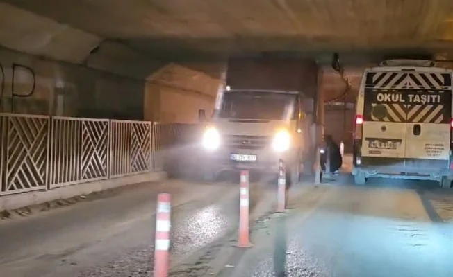 Kamyonet alt geçite sıkıştı